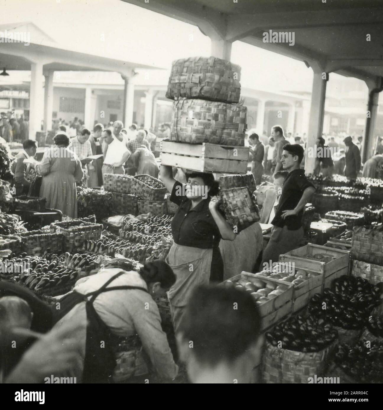 Working at the central fruit and veg market, Rome, Italy 1950s Stock ...