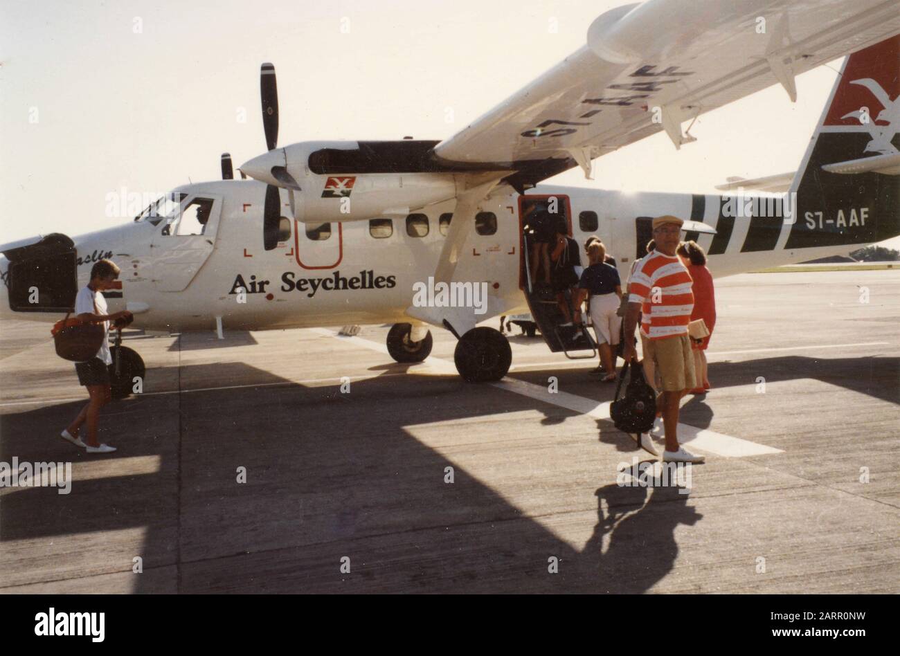 Boarding passengers aircraft hi-res stock photography and images - Alamy