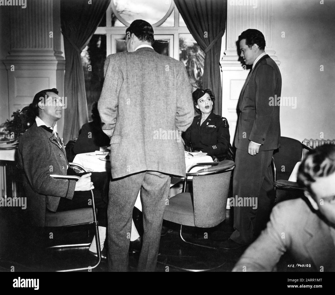 CARY GRANT JOSEPH COTTEN ( back to camera) ANN SHERIDAN and ORSON ...