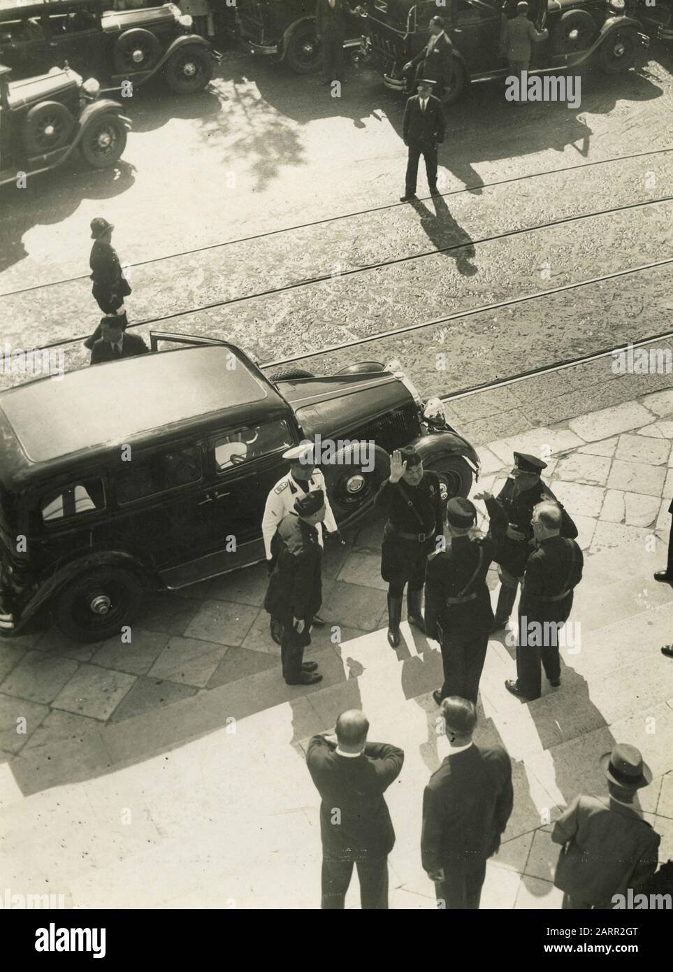 Roman salute hi-res stock photography and images - Alamy