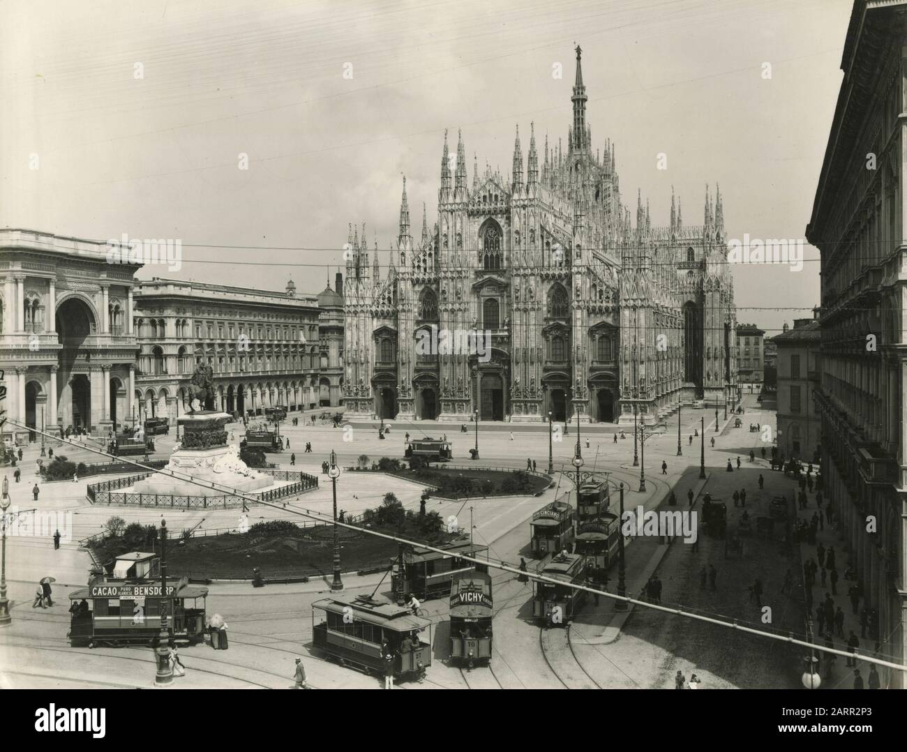 Milan tram 1900 hi-res stock photography and images - Alamy