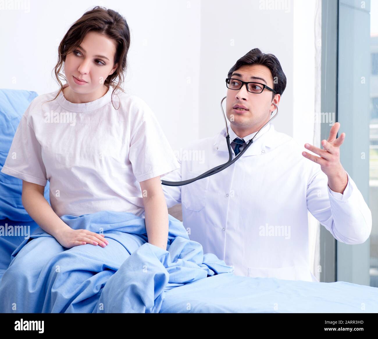 The doctor visiting patient in hospital room Stock Photo - Alamy