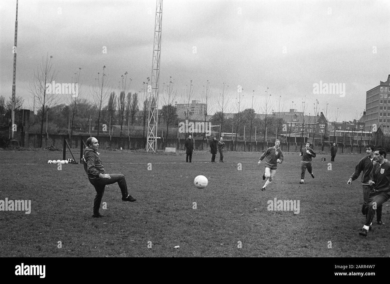 " Engels elftal traint op bijvelden van Olympisch Stadion Amsterdam ...