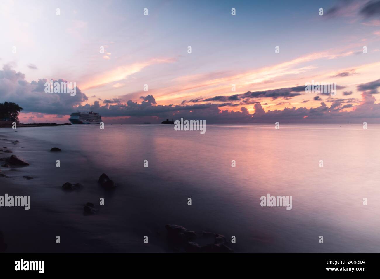 Tropical beach sunset hi-res stock photography and images - Alamy