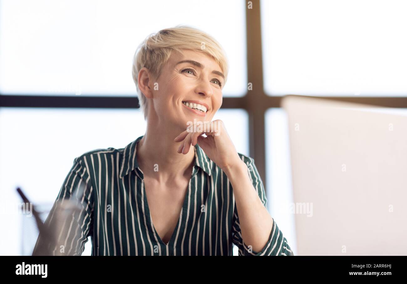 Mature lady sitting in hi-res stock photography and images - Alamy