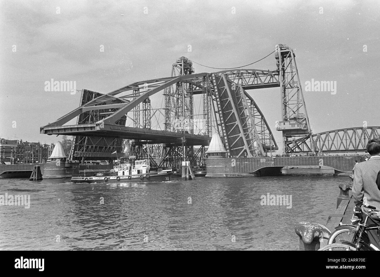 Giant transport, arch-bridge for Papendrecht, passes railway bridge at ...