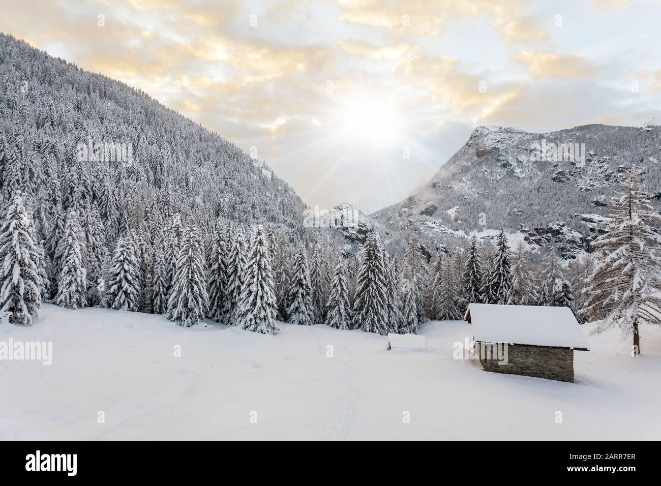 Alpine cabin hi-res stock photography and images - Alamy