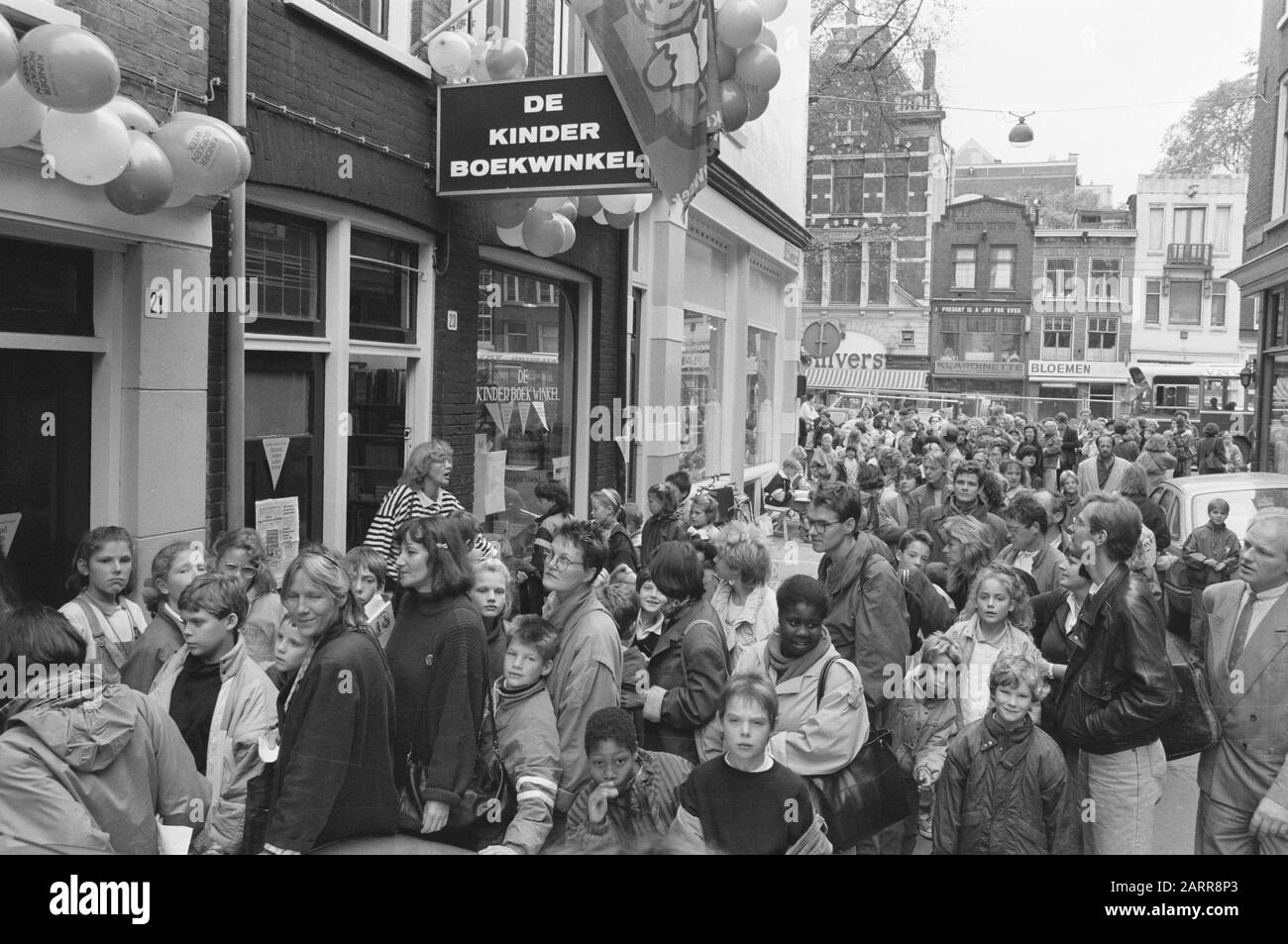 Bookshop queue Black and White Stock Photos & Images - Alamy