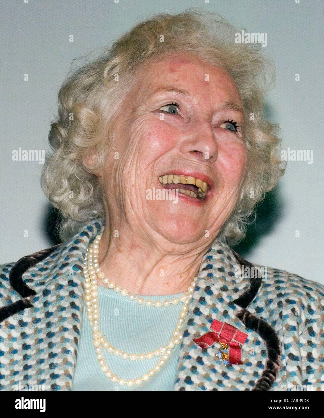 Dame Vera Lynn celebrating her 90th birthday with Opera singer ...