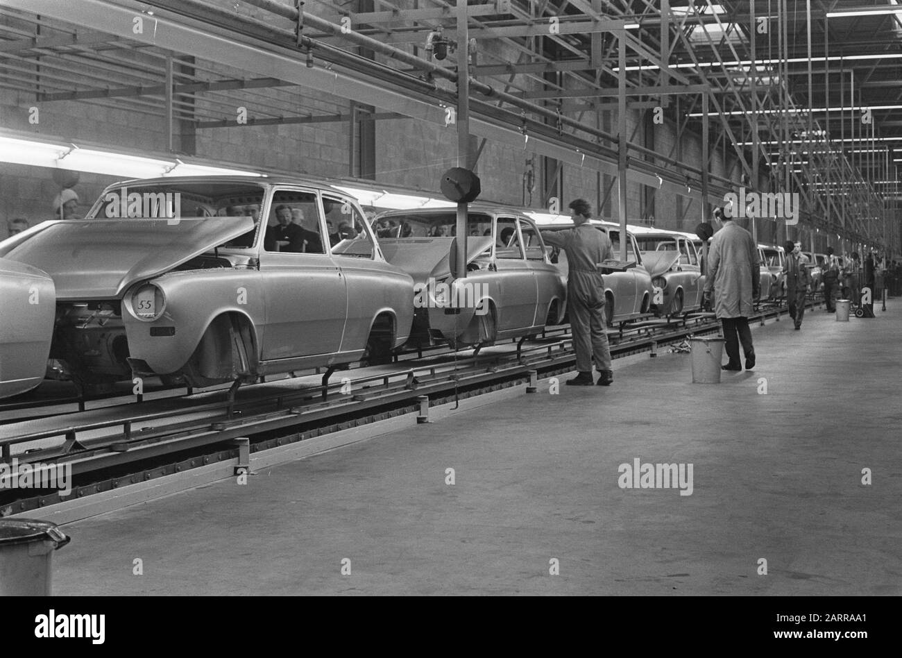Queen Juliana opens the DAF factory in Born Tour through the factory ...