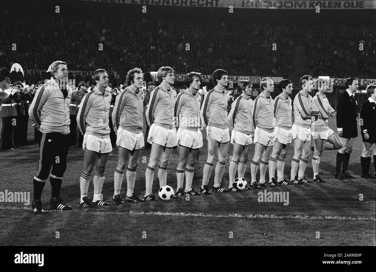 Football Netherlands vs. DDR 3-0, group photo Dutch team, nr. 7 group ...