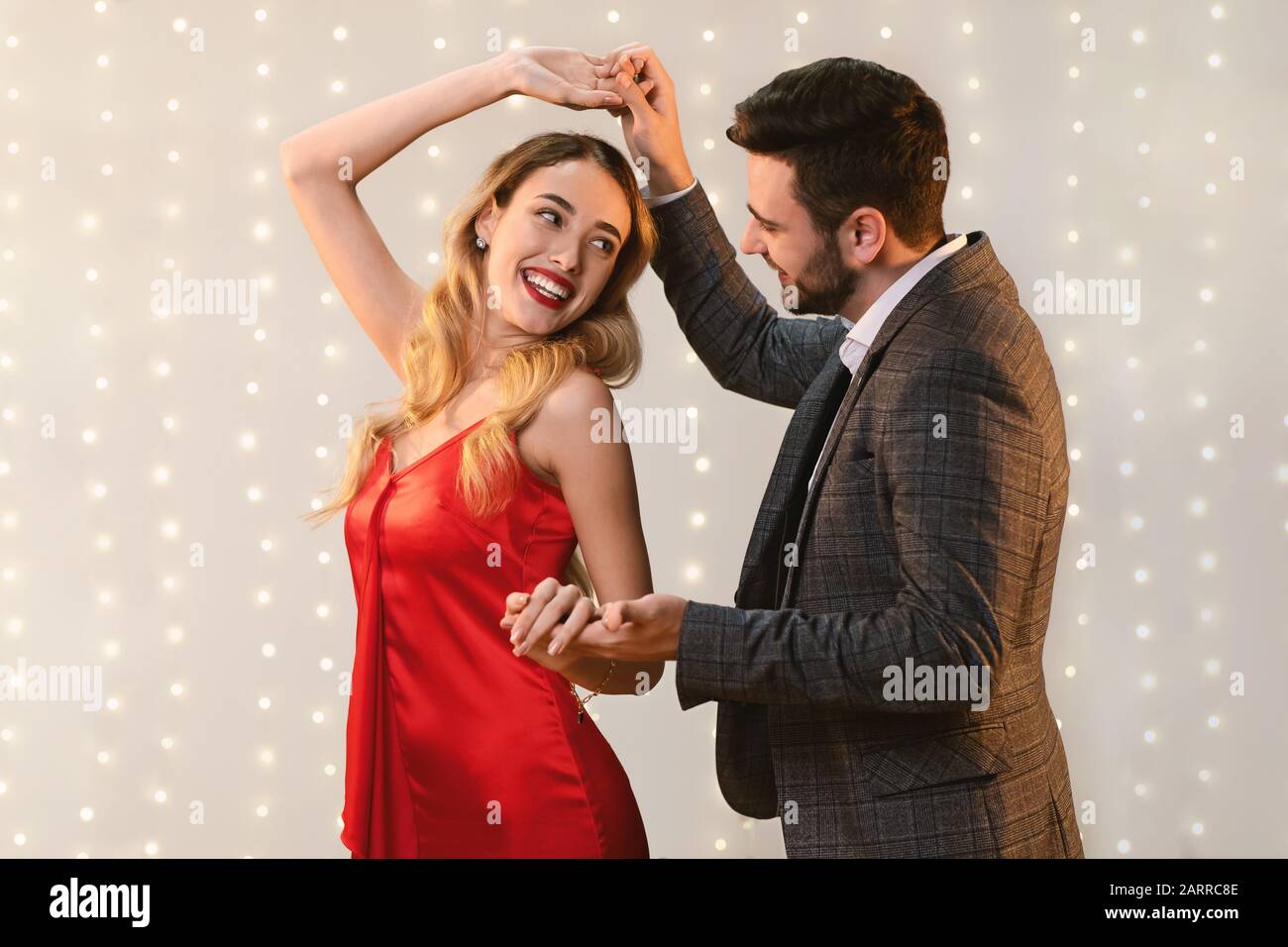Romantic couple dancing hi-res stock photography and images - Alamy