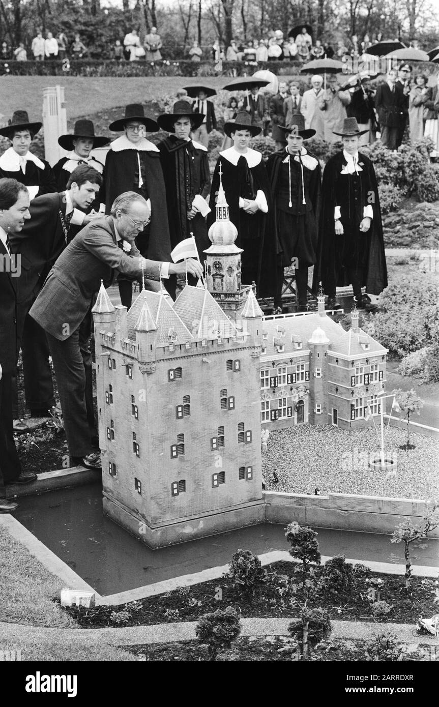 Prins Bernhard transfers a model of Castle Nijenrode to Madurodam scale ...