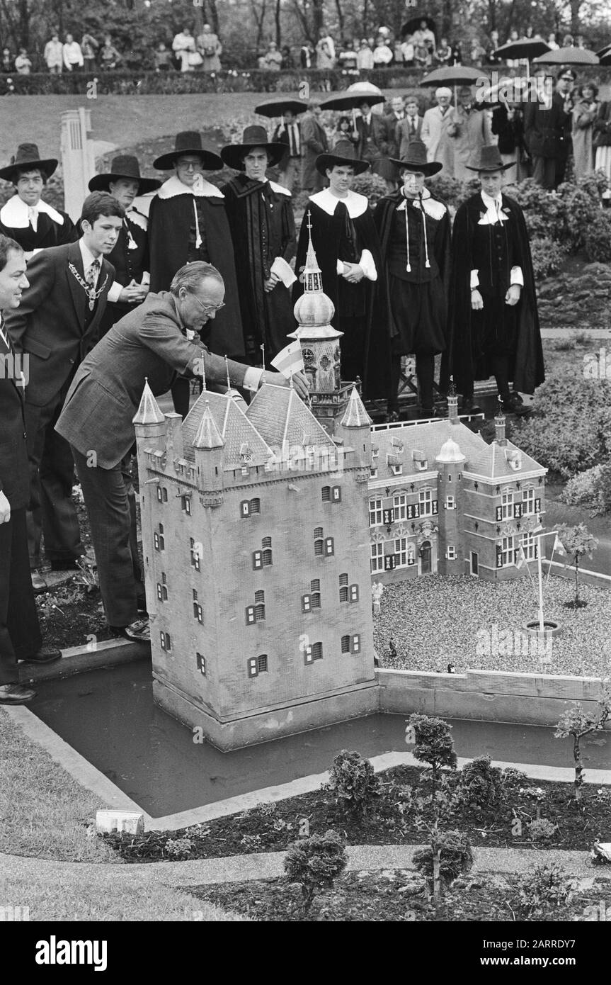 Prins Bernhard transfers a model of Castle Nijenrode to Madurodam scale ...