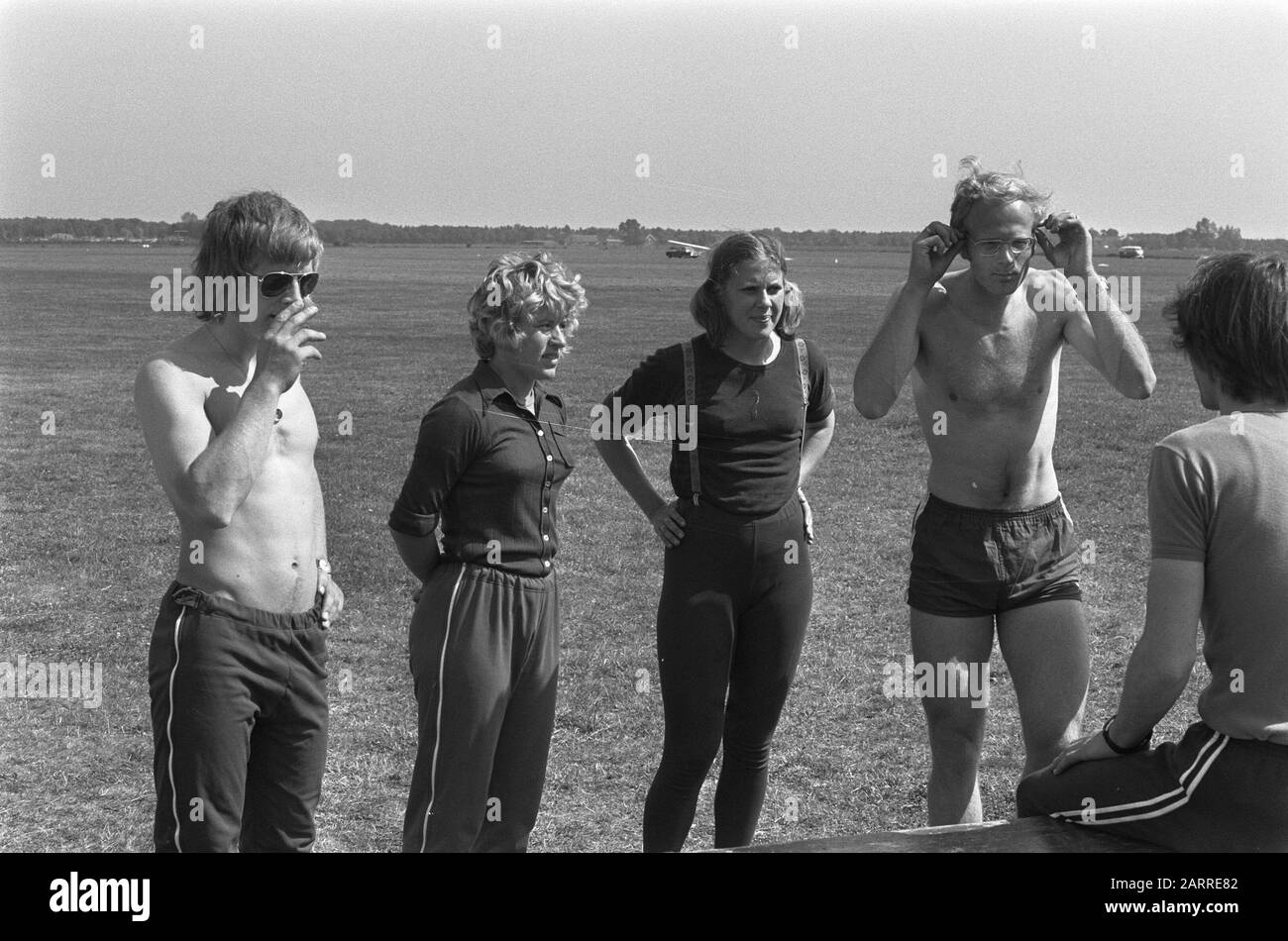 Skaters make a parachute jump at paraclub Icaras Date: June 16, 1973 ...