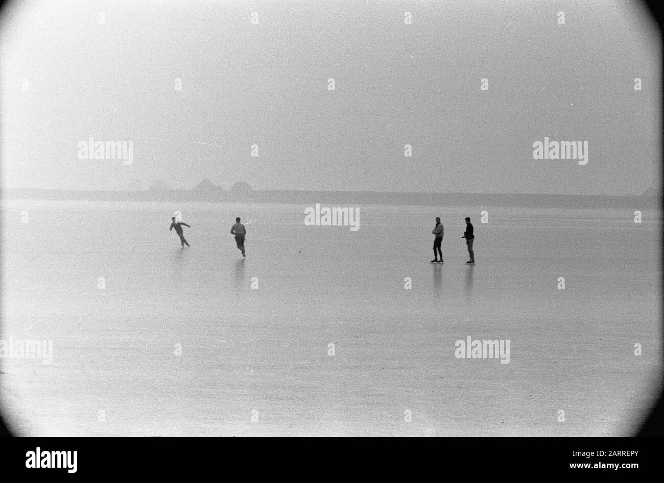 Skating spret on the Gouwzee near Monnickendam Date: January 27, 1961 ...