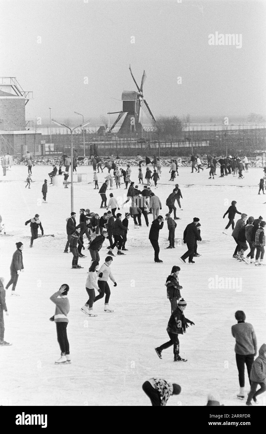 Crowded ice rink Black and White Stock Photos & Images - Alamy