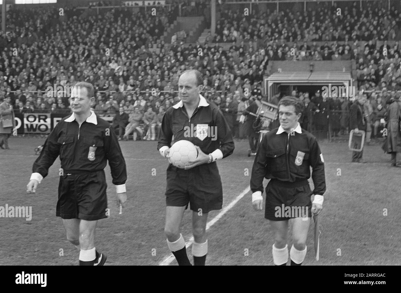 Referee patrick bogaerts hi-res stock photography and images - Alamy