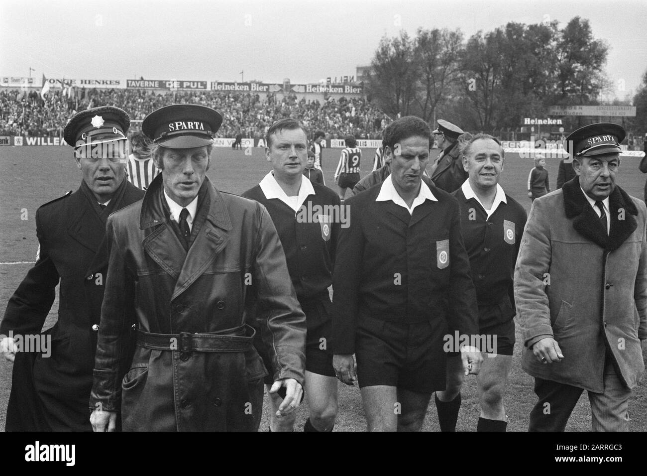 Sparta - Feyenoord 1-1 Referee Van der Kroft leaves the field under ...