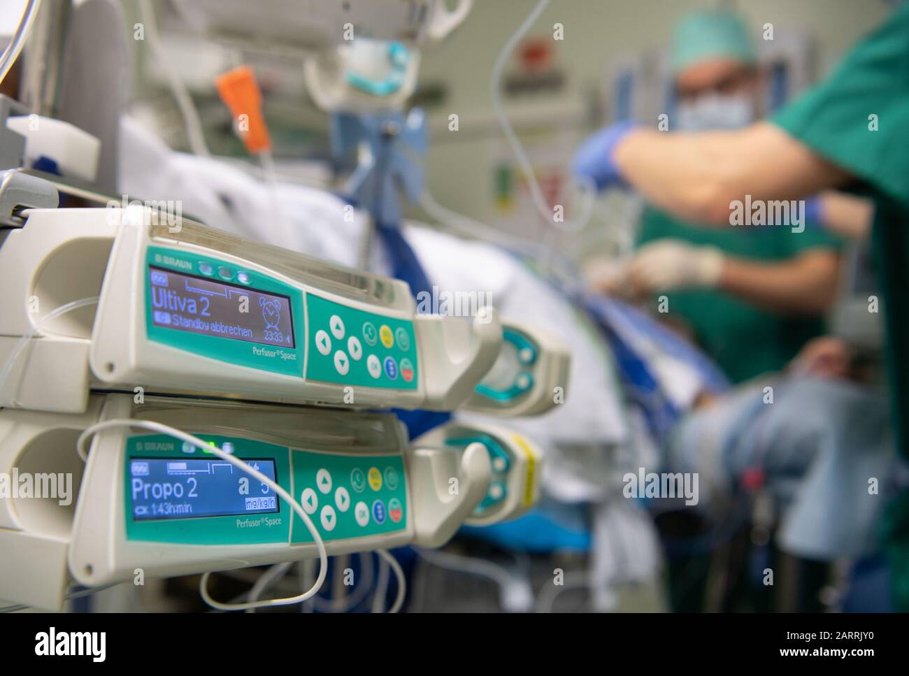 Germany. 20th Jan, 2020. Anaesthetists prepare a patient for an ...