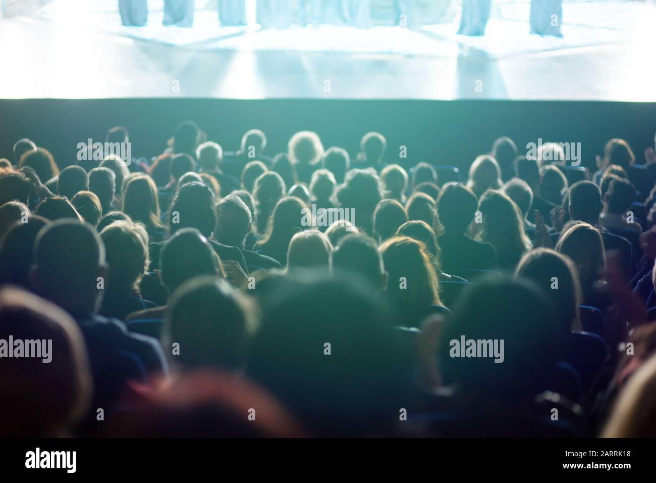 Theater audience hi-res stock photography and images - Alamy