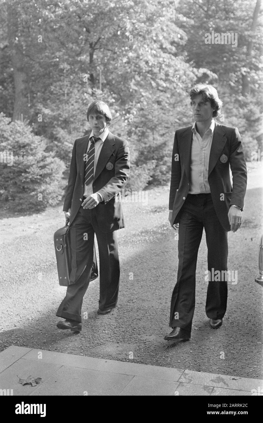 Selection Dutch team in Zeist meeting; Johan Cruijff and Ruud Krol (r ...