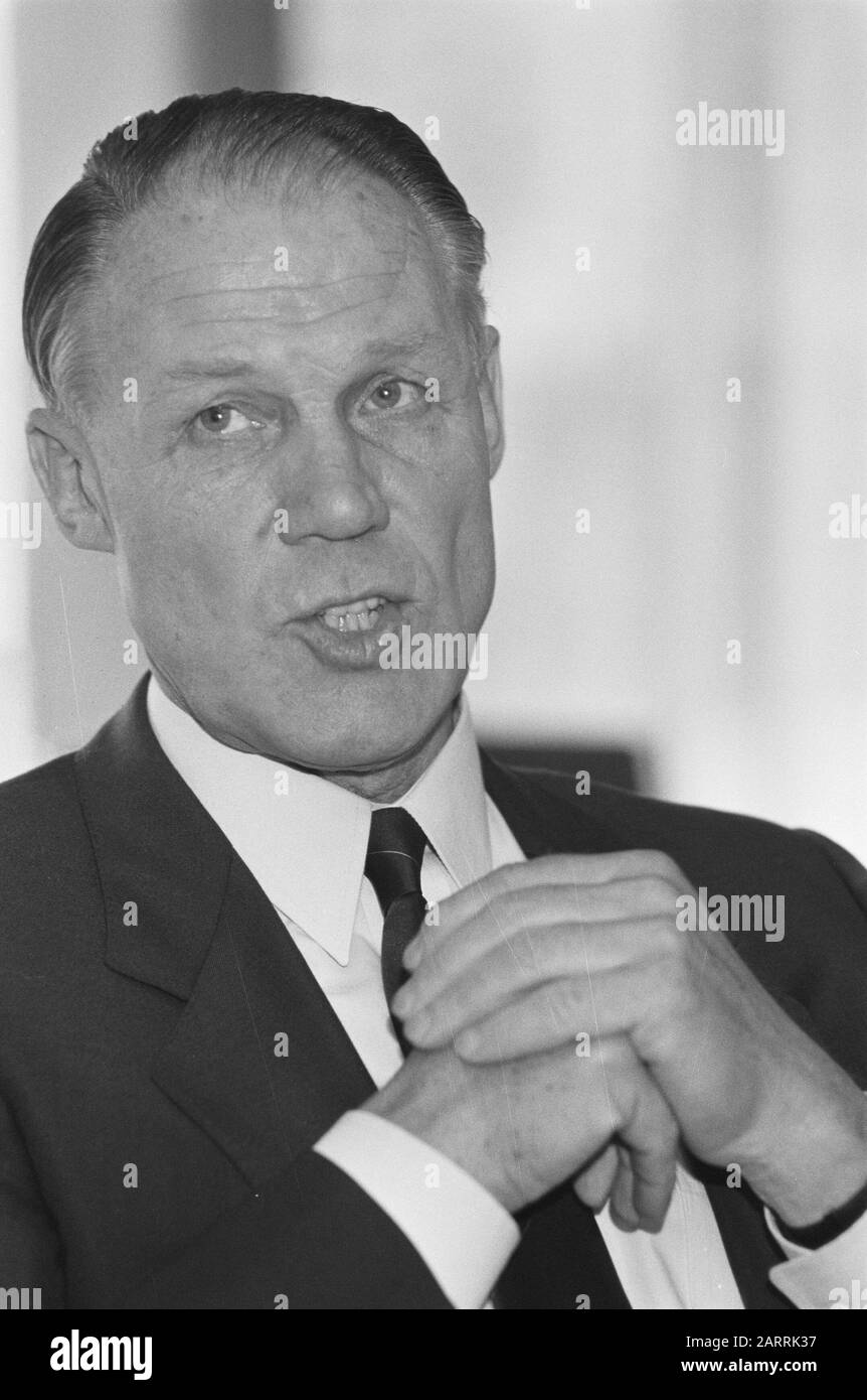 Netherlands football team 1988 Black and White Stock Photos & Images ...