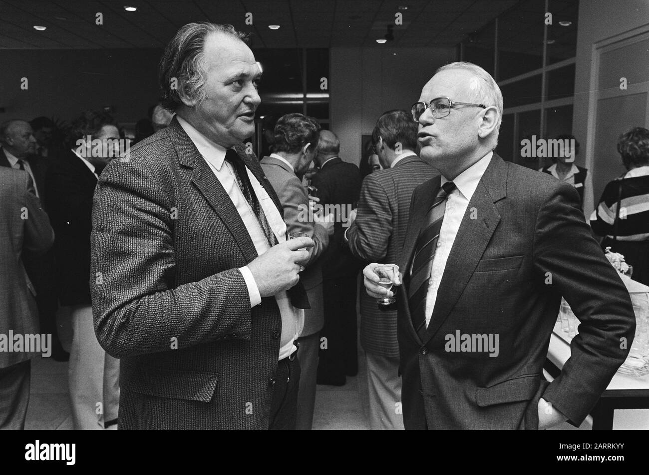 SER says goodbye to Herman Bode (FNV); Herman Bode (l) in conversation ...