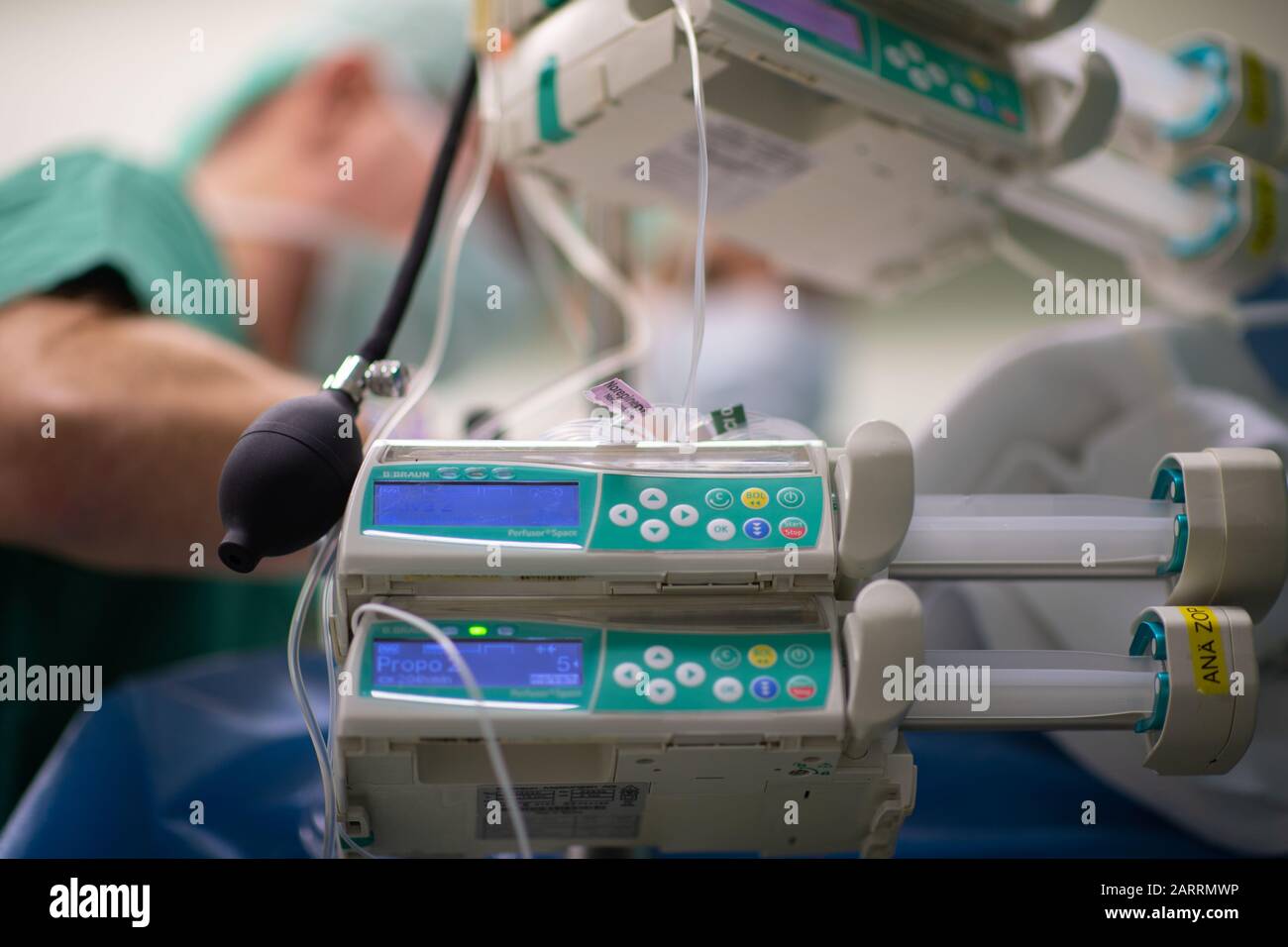 20 January 2020, Baden-Wuerttemberg, ---: Anaesthetists prepare a ...