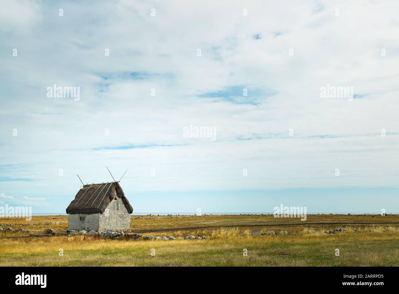 Hut with grass roof hi-res stock photography and images - Alamy