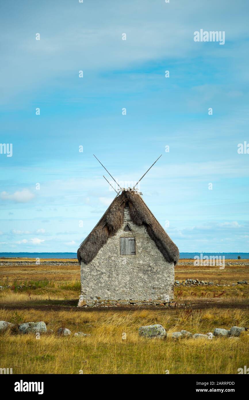 Hut with grass roof hi-res stock photography and images - Alamy