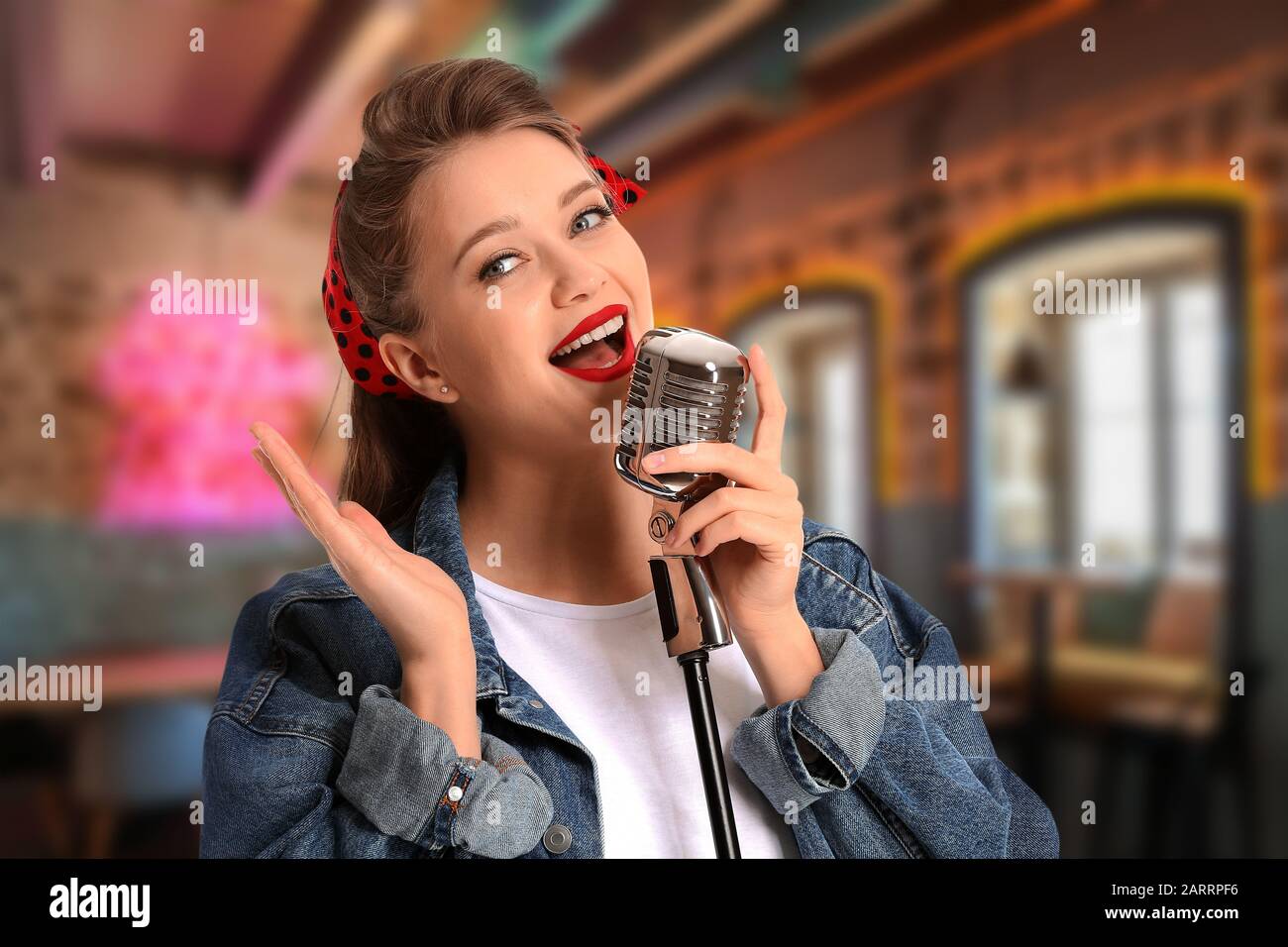 Young people audience cafe music hi-res stock photography and images ...