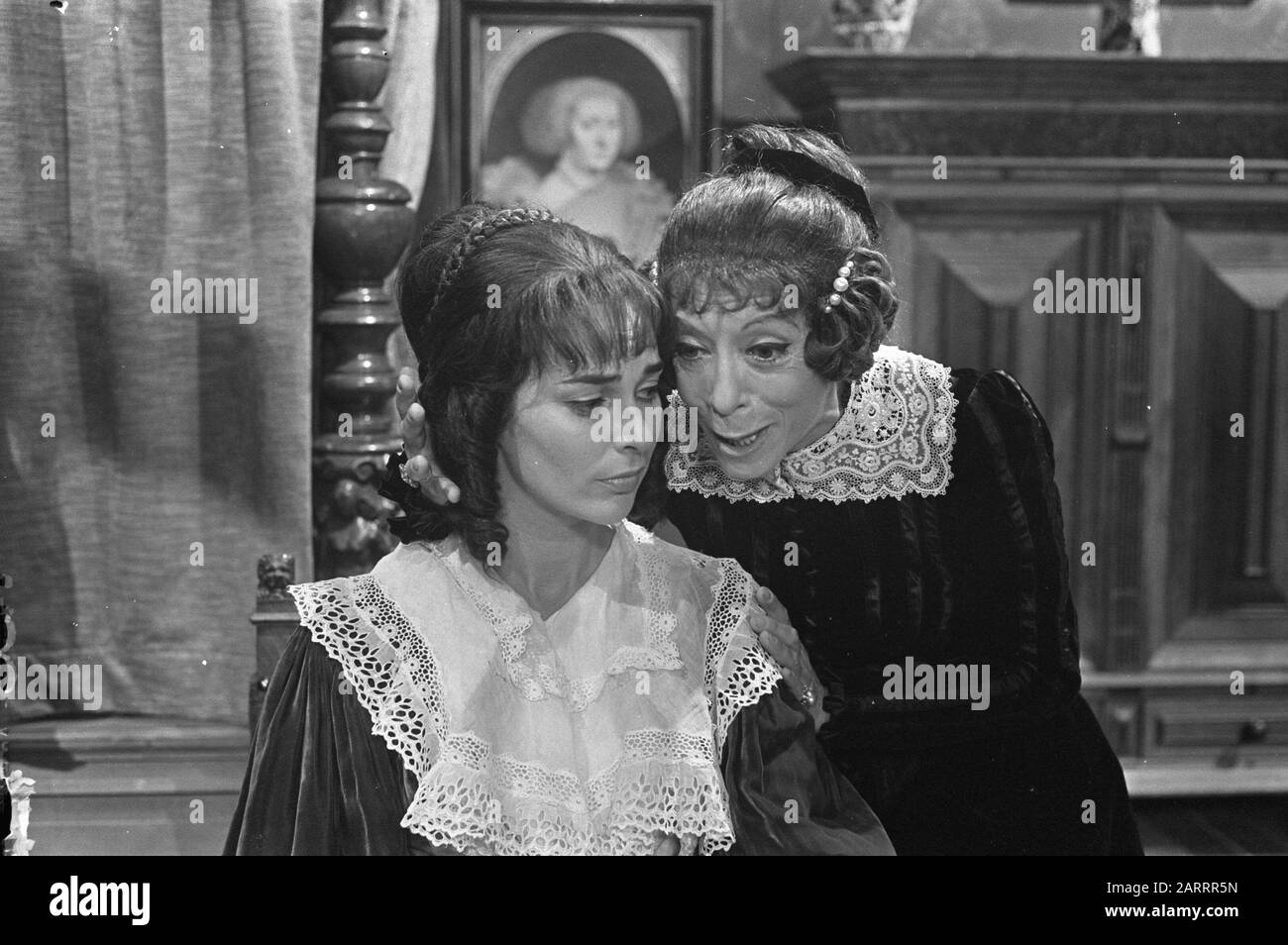 TV-feuilleton Ritmeester Buat Sigrid Koetse (left) and Caro van Eijck ...
