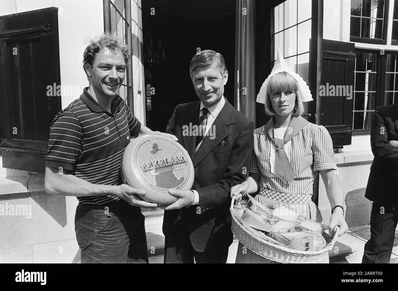 Van Agt receives half a millionth kilo of Texel cheese from the hands ...