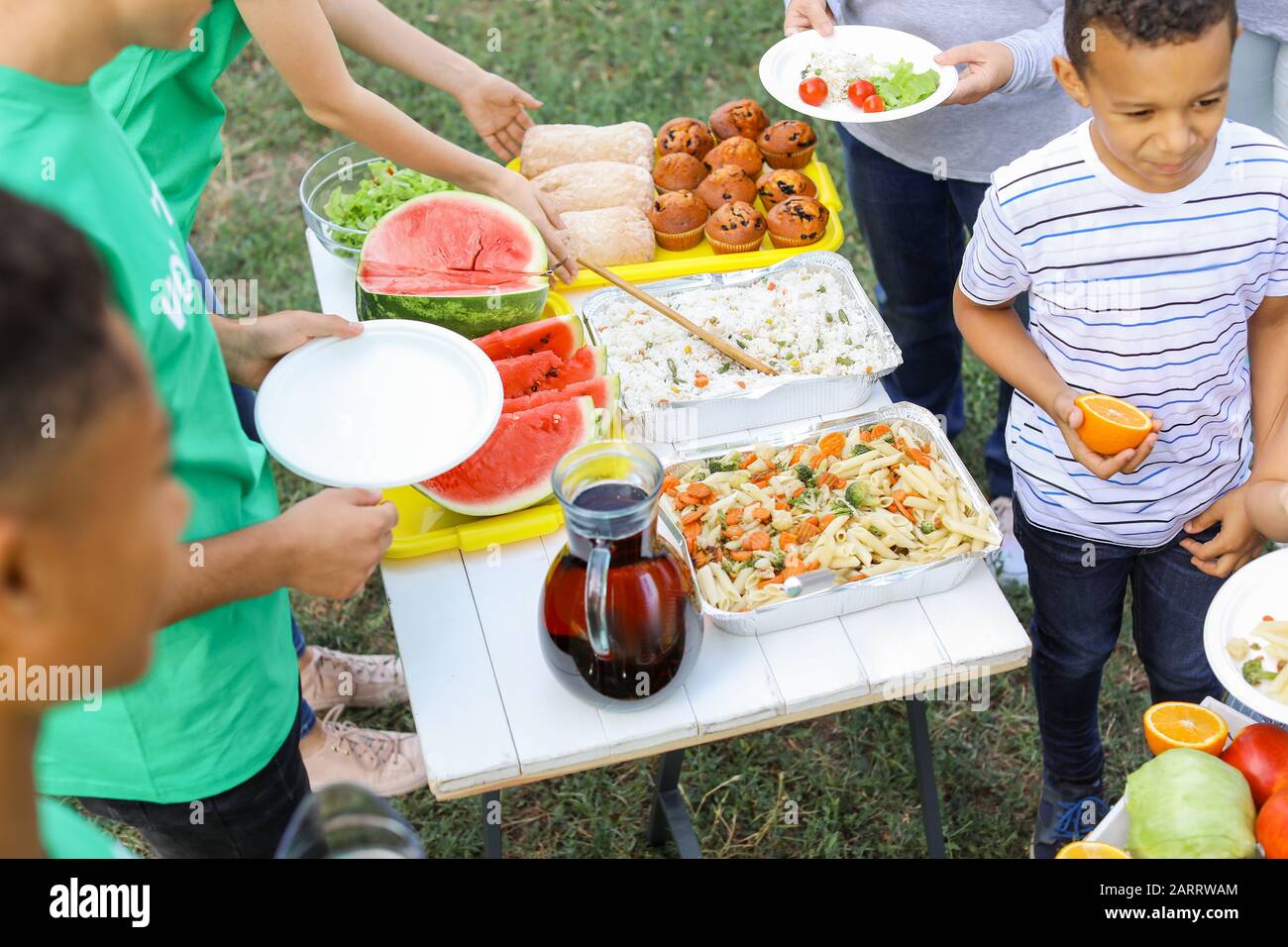 Giving food children charity hi-res stock photography and images - Alamy
