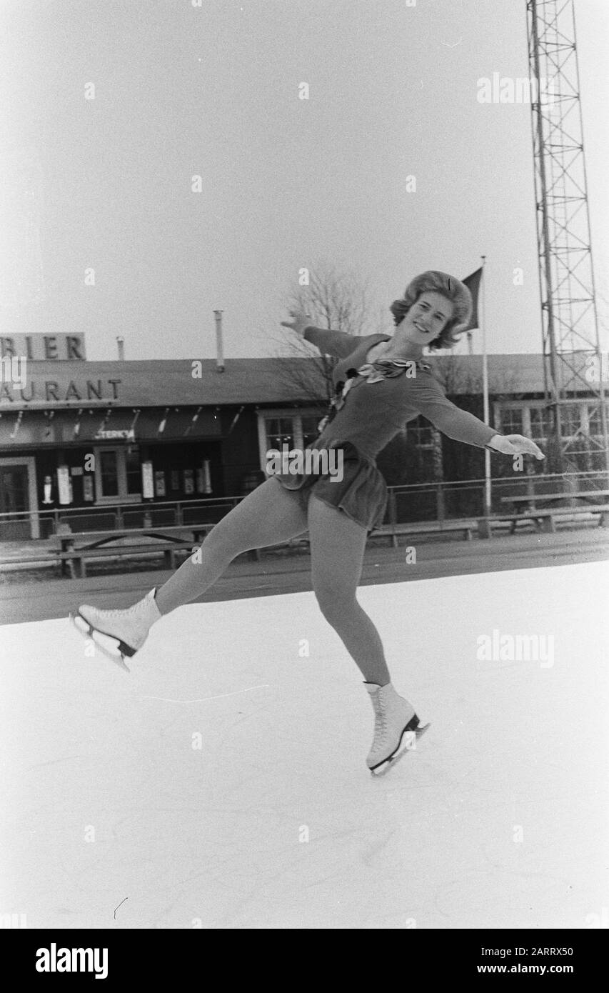 Sjoukje Dijkstra demonstrates at Jaap Edenbaan in Amsterdam. Nr. 4, 5 ...