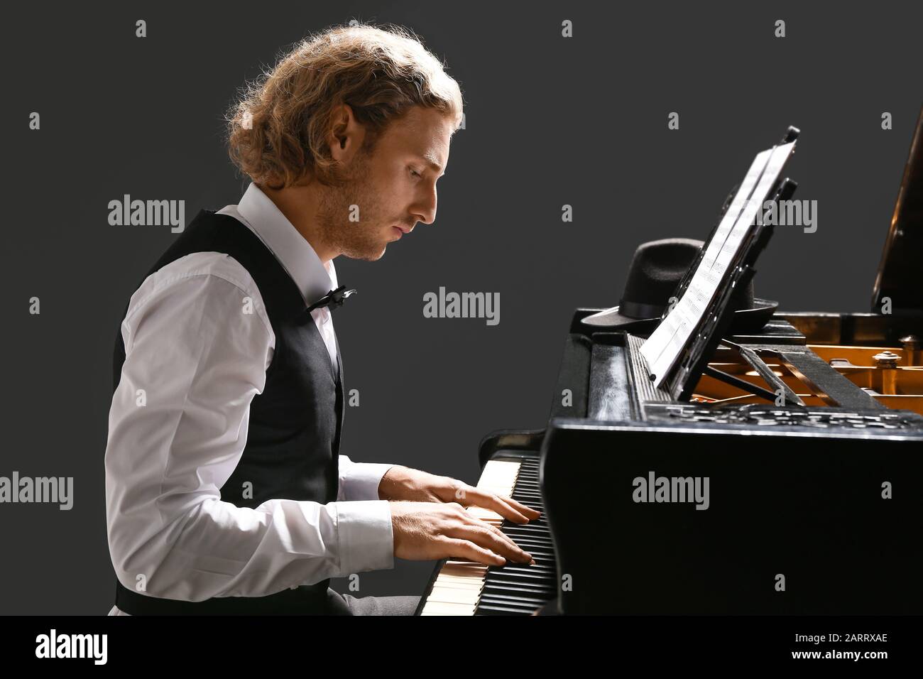 Man playing grand piano at the concert Stock Photo - Alamy