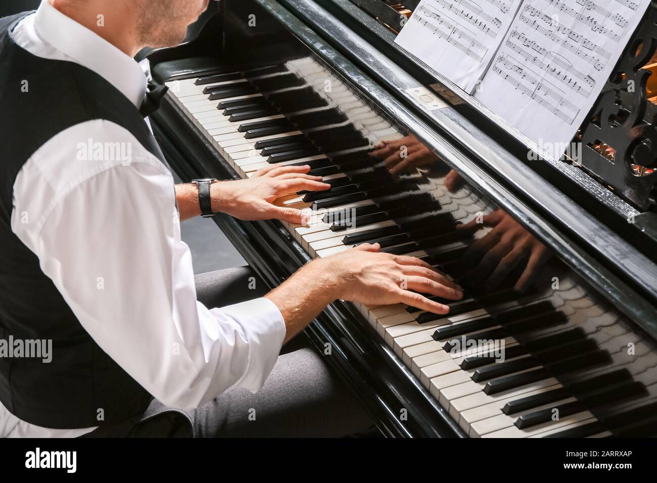 Man playing grand piano at the concert Stock Photo - Alamy