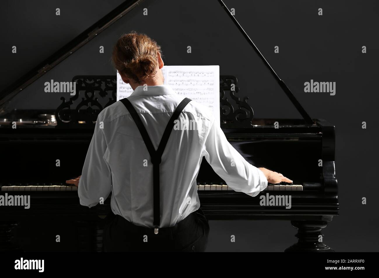 Man playing grand piano at the concert Stock Photo - Alamy