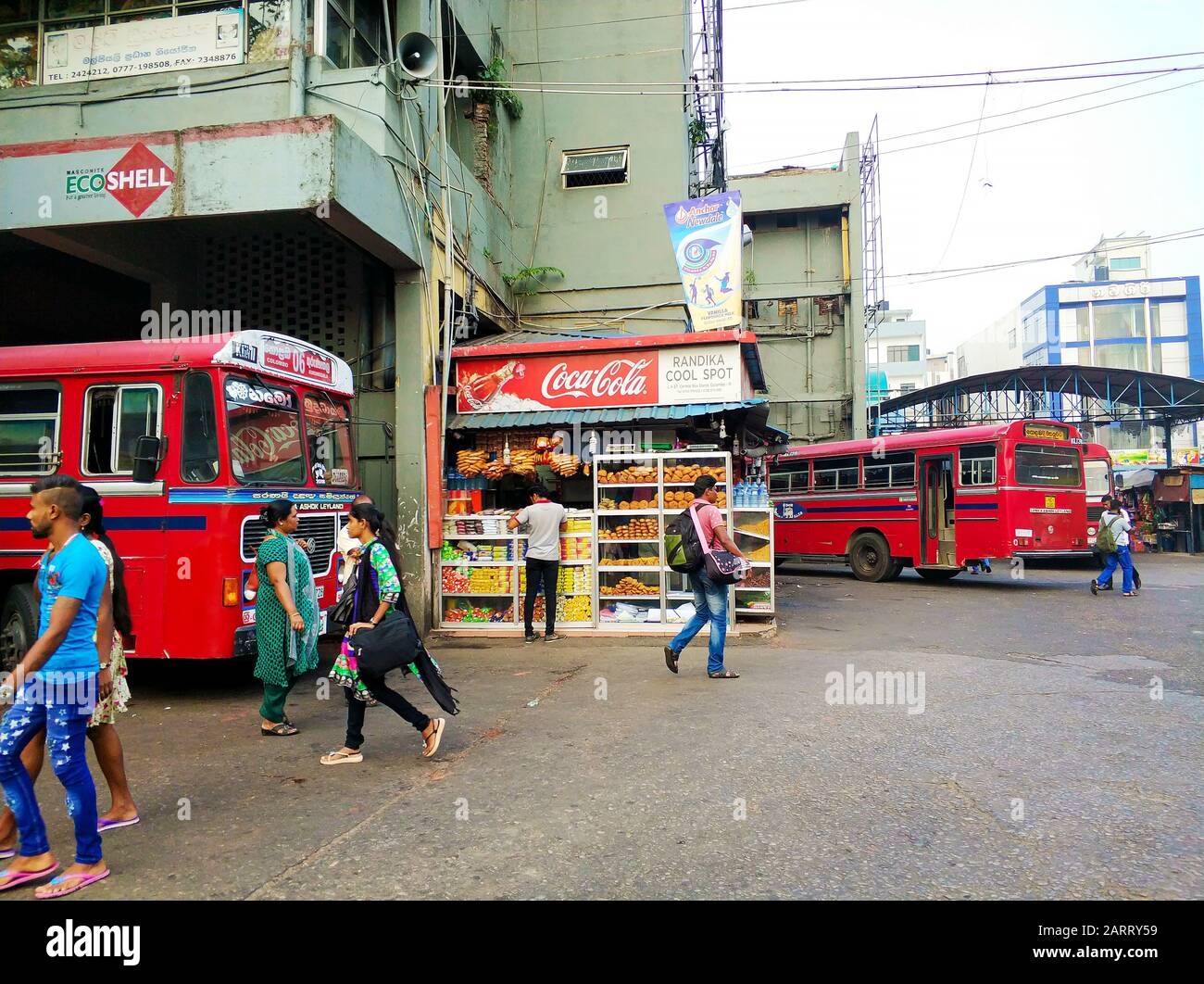 Bus station in Sri Lanka. Station food kiosk Stock Photo - Alamy