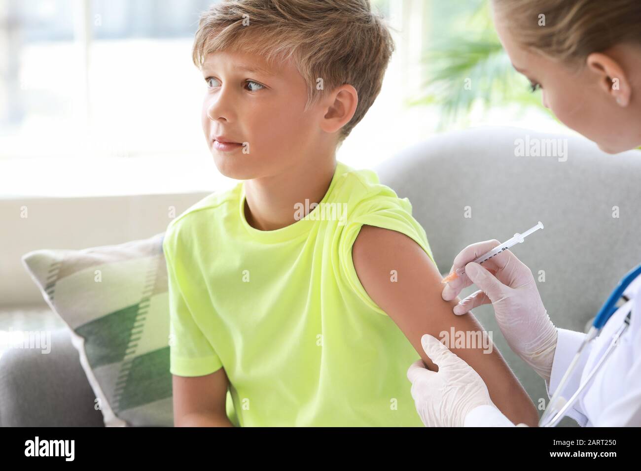 Doctor giving diabetic boy insulin injection at home Stock Photo - Alamy