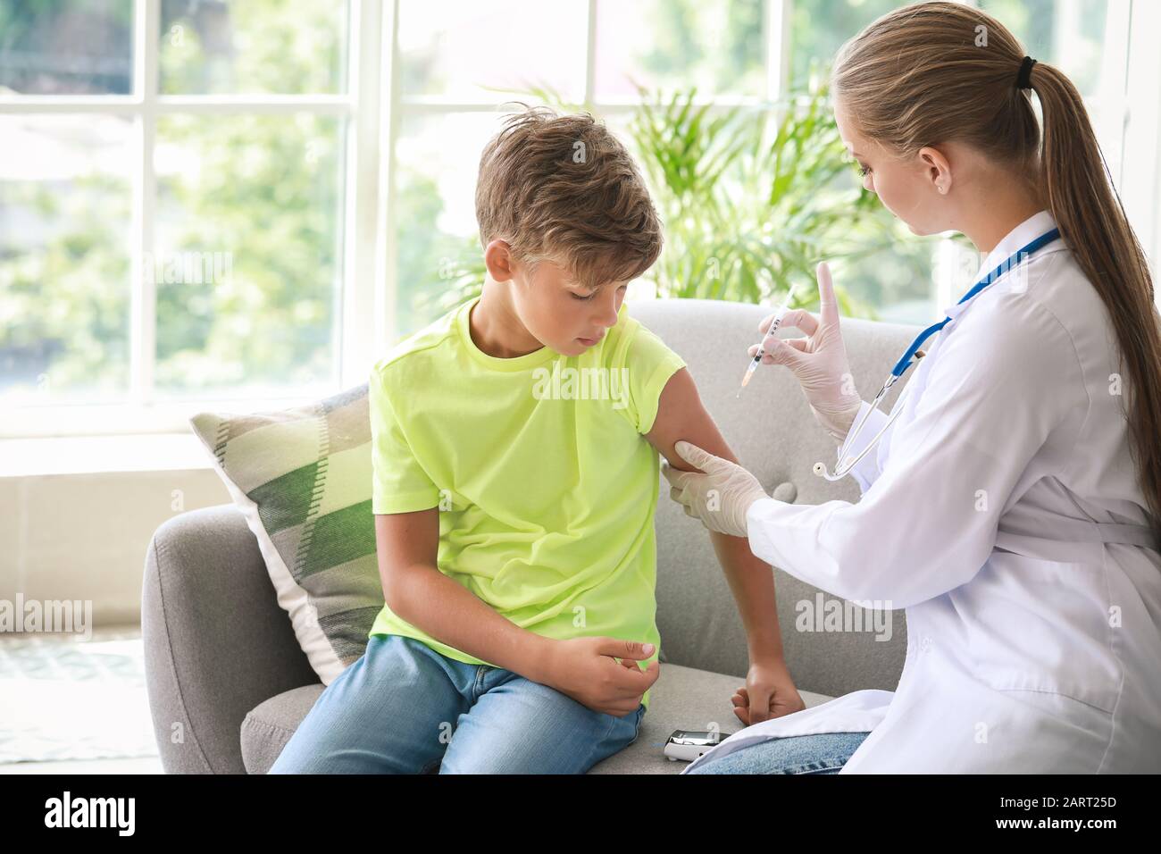 Doctor giving diabetic boy insulin injection at home Stock Photo - Alamy
