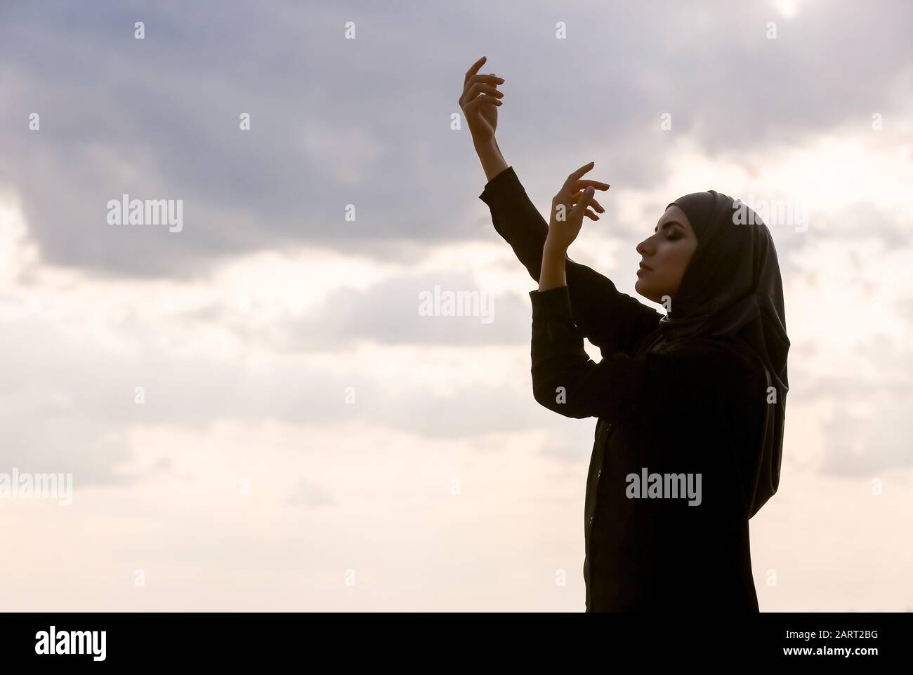 Silhouette muslim woman praying hi-res stock photography and images - Alamy