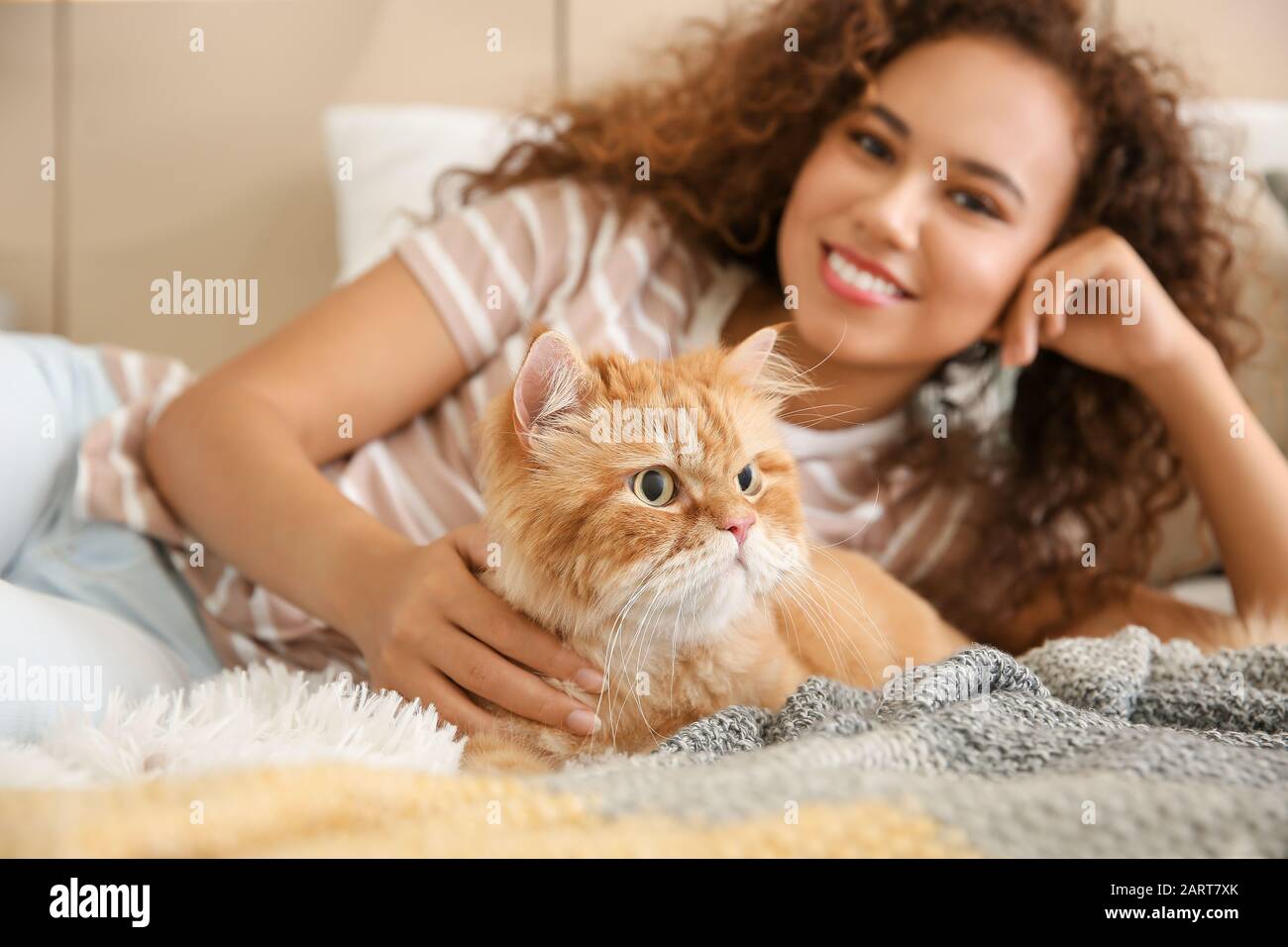 Woman african american cat hi-res stock photography and images - Alamy