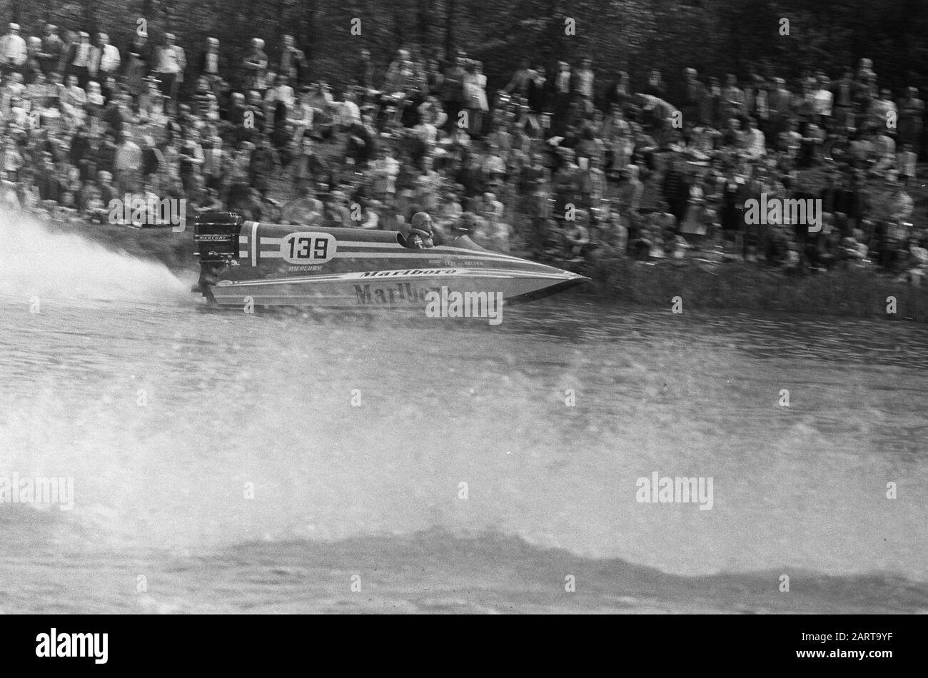Speedboat race at Bosbaan, Cees van der Velden in action Date: 20 May ...