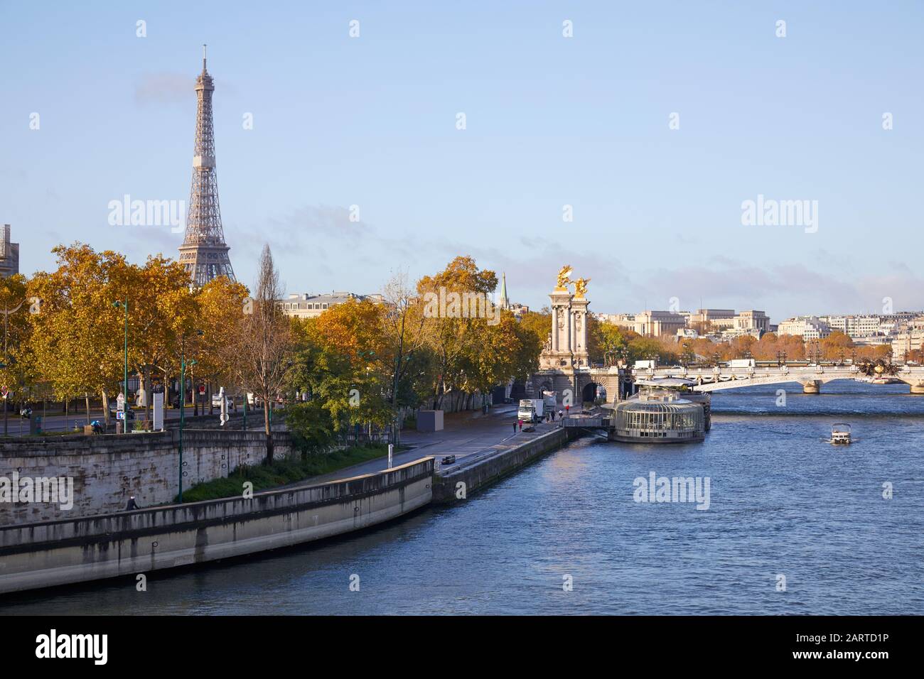 Eiffel tower bridge river seine paris hi-res stock photography and ...