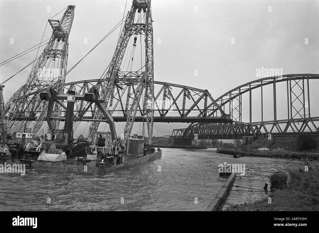 Old railway bridge over the Amsterdam-Rhine canal is cleared Railway ...
