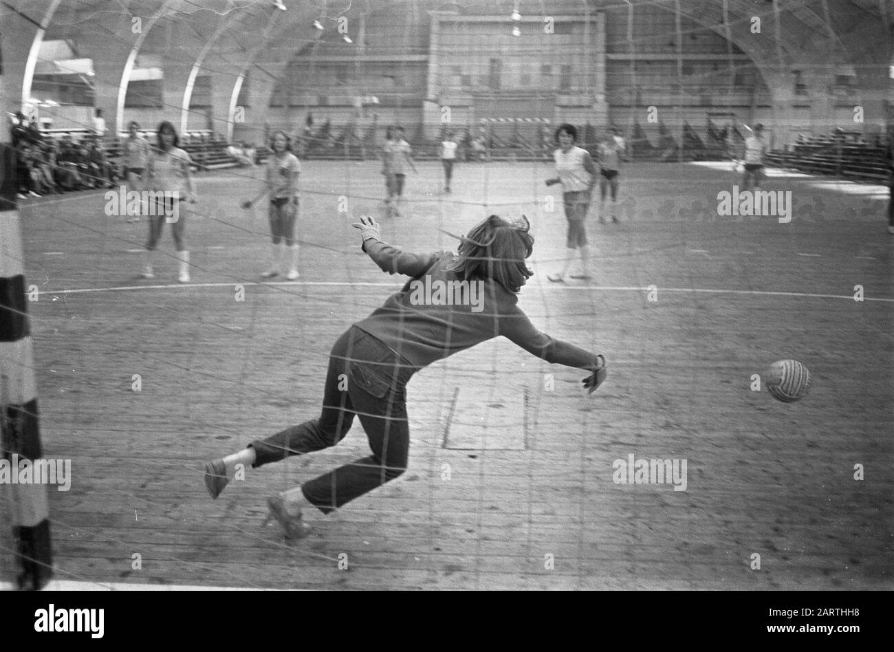 Sport in the Old RAI, ballroom handball Date: October 25, 1968 Keywords ...