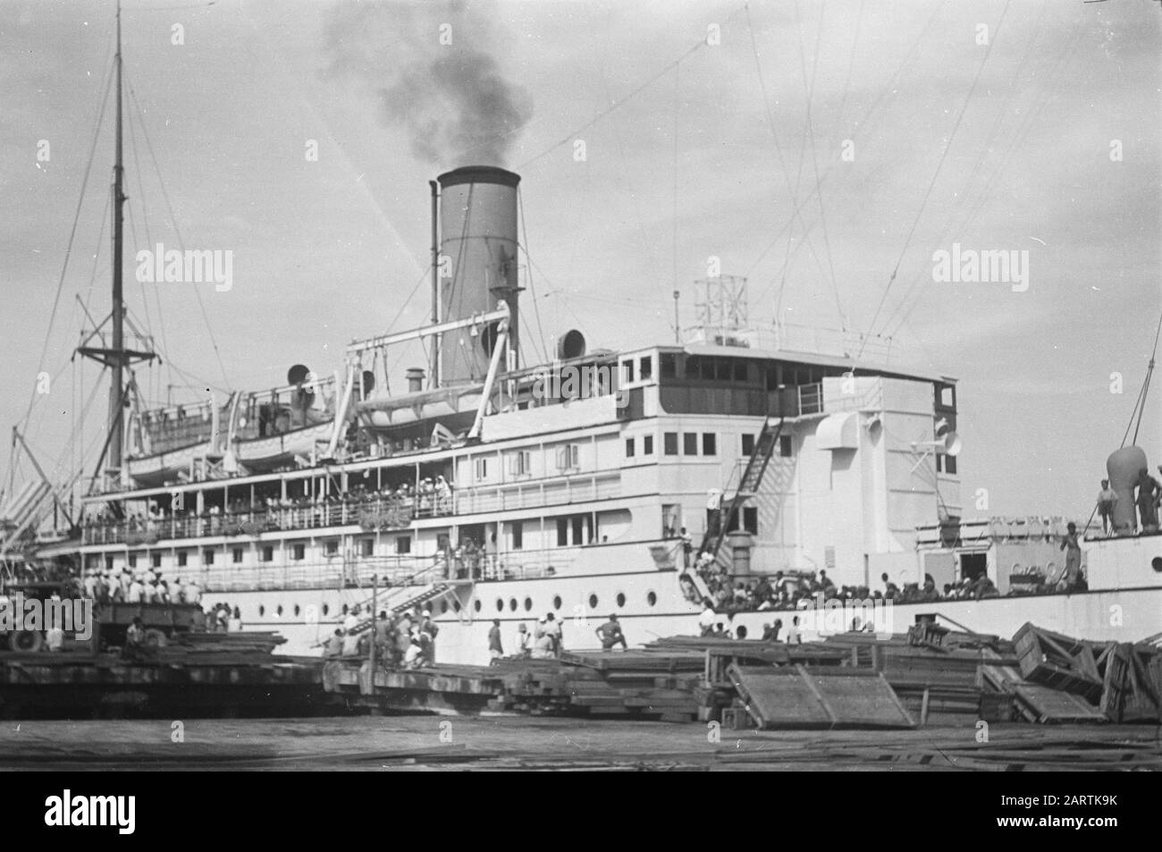 Disembarkation of the ship Tasman at Koepang (Timor) [s.s. Tasman is ...