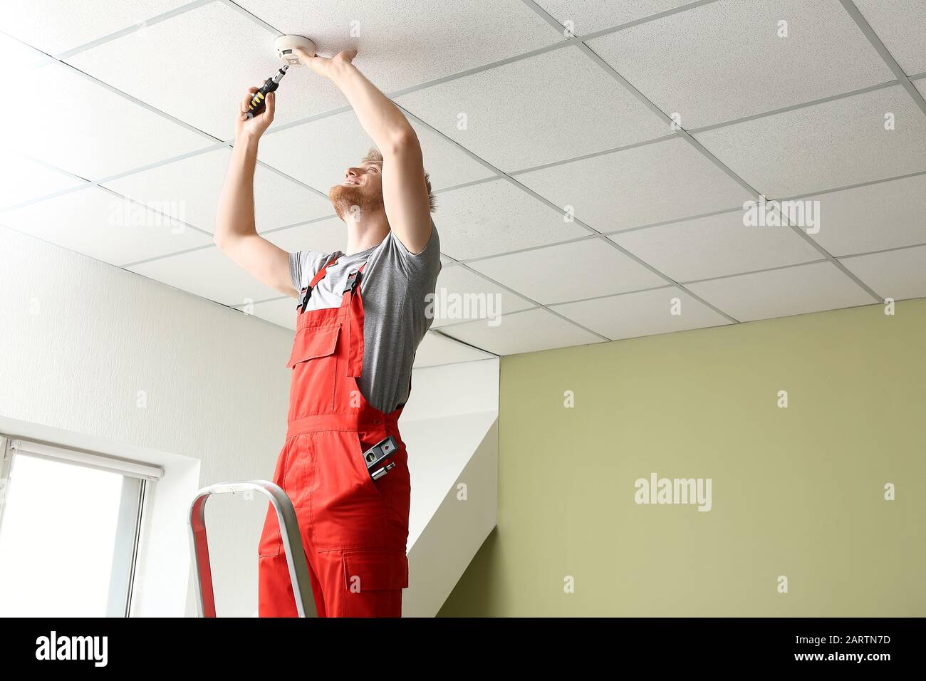 Installing smoke alarm hi-res stock photography and images - Alamy